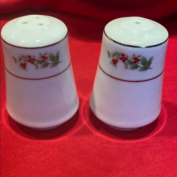 Lefton | Dining | Vintage Lefton Holly Berry Garden Salt Pepper Shakers ...